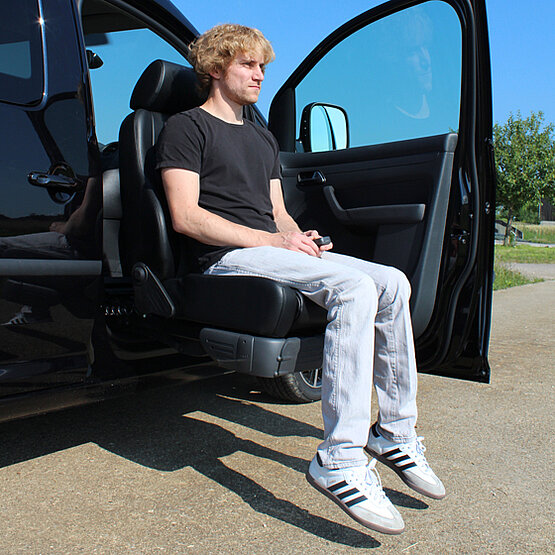 The TURNY swivelling and lifting seat